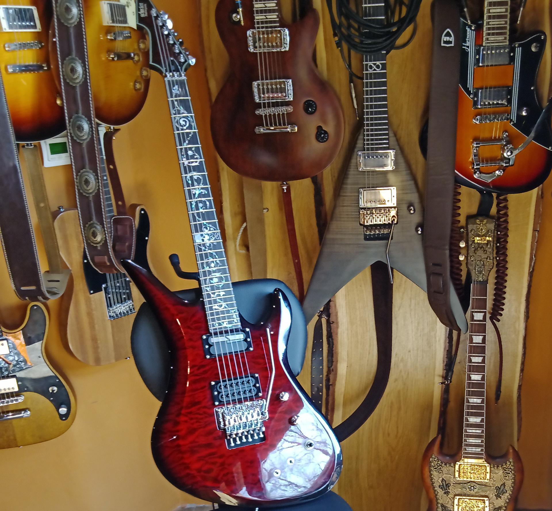 SCHECTER AVENGER A-6 FR Sustainiac Red Burst – prodám | HudebníBazar.cz