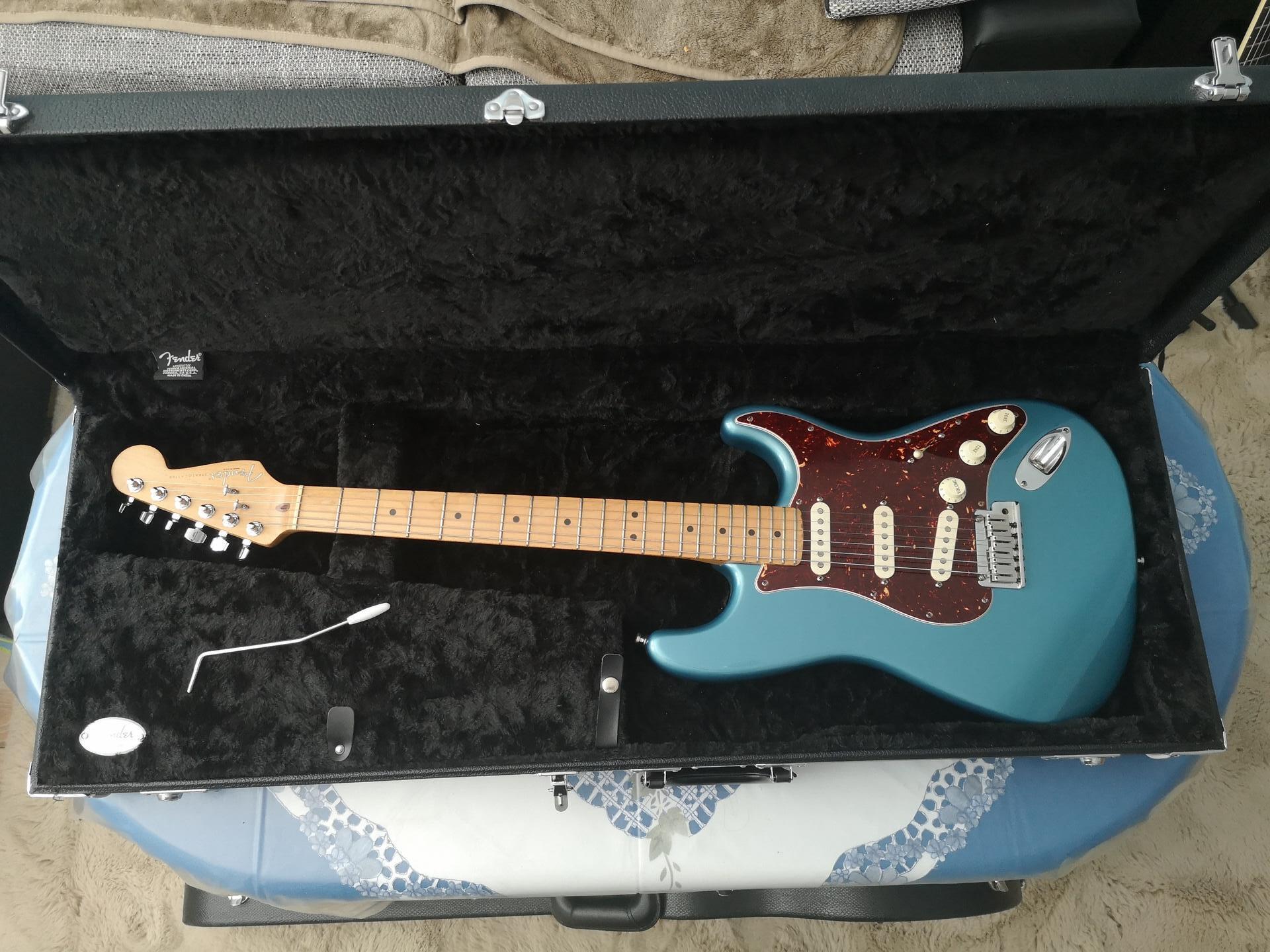 Fender stratocaster štandard AM STD STRAT MN LPB W/C 04/1997 – prodám ...