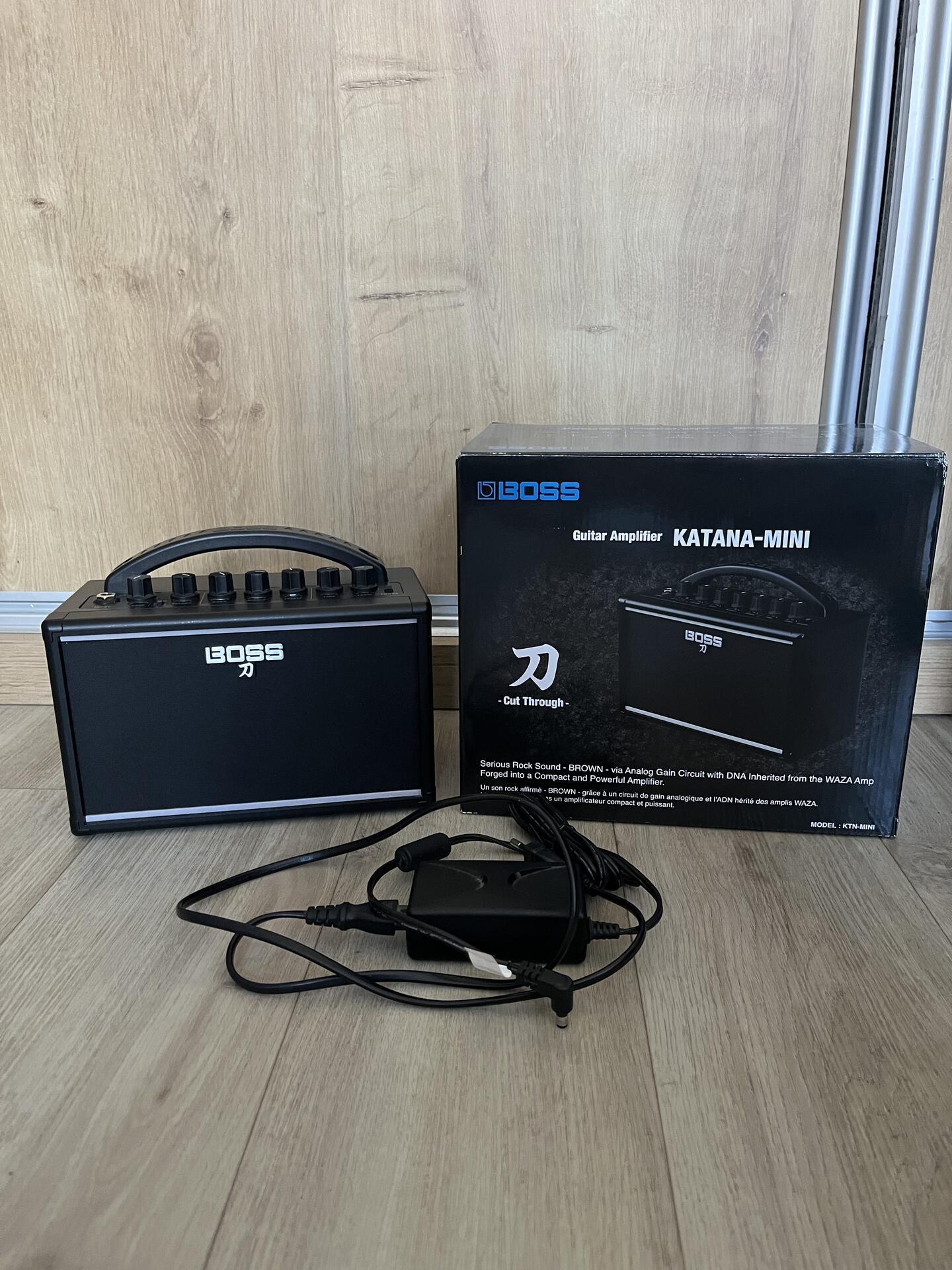 Boss Katana Mini + zdroj Roland jako nové – prodám | HudebníBazar.cz